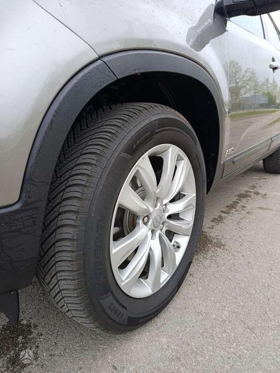 Pelēks Kia Sorento 2011 Mažeikiai, ar dzinēja tilpumu 2.20 L un nobraukumu 242 tūkst. km par 7200 €, foto 13 vietnē AUTOMOTO.COM.LV