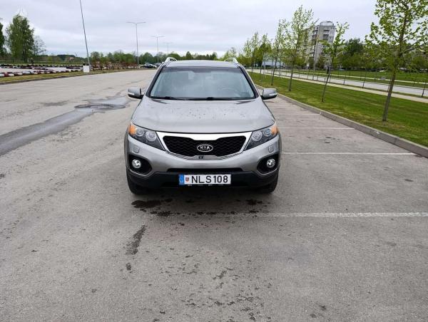 Grey Kia Sorento 2011 in Mazeikiai, with an engine capacity of 2.20 L and mileage of 242 thousand km for 7200 €, photo 4 on AUTOMOTO.COM.LV