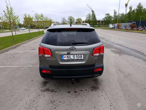 Grey Kia Sorento 2011 in Mazeikiai, with an engine capacity of 2.20 L and mileage of 242 thousand km for 7200 €, photo 5 on AUTOMOTO.COM.LV