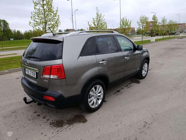 Grey Kia Sorento 2011 in Mazeikiai, with an engine capacity of 2.20 L and mileage of 242 thousand km for 7200 €, photo 6 on AUTOMOTO.COM.LV