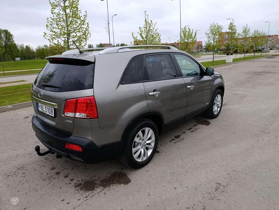 Pelēks Kia Sorento 2011 Mažeikiai, ar dzinēja tilpumu 2.20 L un nobraukumu 242 tūkst. km par 7200 €, foto 6 vietnē AUTOMOTO.COM.LV