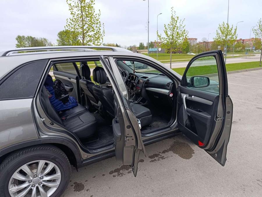 Pelēks Kia Sorento 2011 Mažeikiai, ar dzinēja tilpumu 2.20 L un nobraukumu 242 tūkst. km par 7200 €, foto 15 vietnē AUTOMOTO.COM.LV