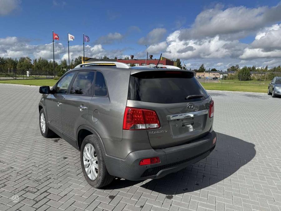 Grey Kia Sorento 2011 in Telschi, with an engine capacity of 2.20 L and mileage of 226 thousand km for 5700 €, photo 5 on AUTOMOTO.COM.LV