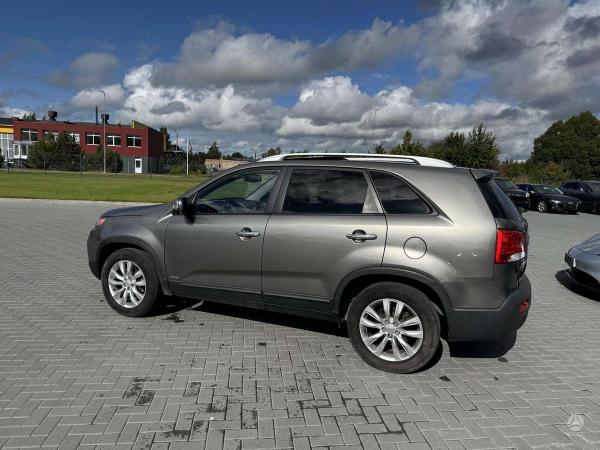 Kia Sorento 2011 in Telschi on AUTOMOTO.COM.LV Grey Kia Sorento 2011 in Telschi, with an engine capacity of 2.20 L and mileage of 226 thousand km for 5700 €, photo 4 on AUTOMOTO.COM.LV