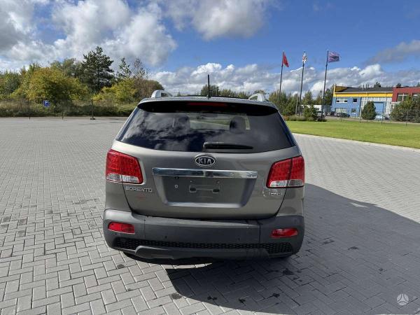 Kia Sorento 2011 in Telschi on AUTOMOTO.COM.LV Grey Kia Sorento 2011 in Telschi, with an engine capacity of 2.20 L and mileage of 226 thousand km for 5700 €, photo 6 on AUTOMOTO.COM.LV