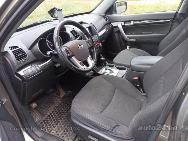 Grey Kia Sorento 2012 in Tallinn, with an engine capacity of 2.20 L and mileage of 227 thousand km for 8800 €, photo 11 on AUTOMOTO.COM.LV