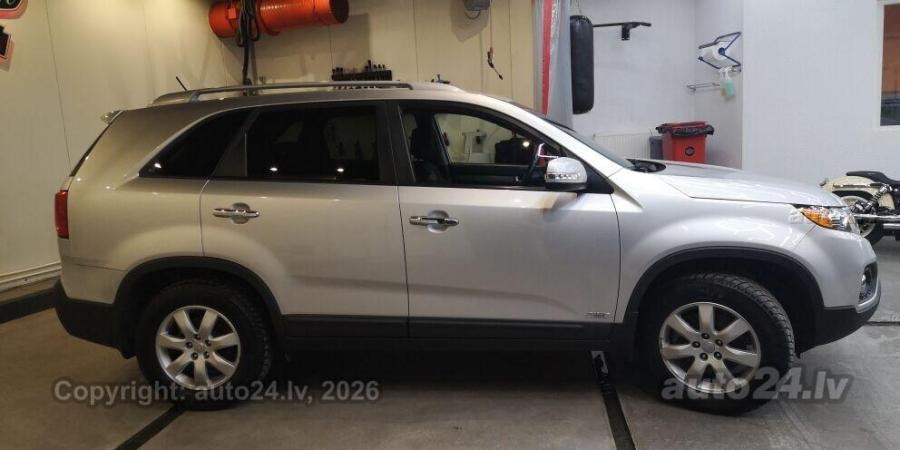 Grey Kia Sorento 2012 in Tallinn, with an engine capacity of 2.40 L and mileage of 269 thousand km for 9999 €, photo 2 on AUTOMOTO.COM.LV