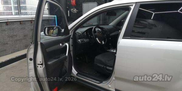 Pelēks Kia Sorento 2012 Tallina, ar dzinēja tilpumu 2.40 L un nobraukumu 269 tūkst. km par 9999 €, foto 5 vietnē AUTOMOTO.COM.LV