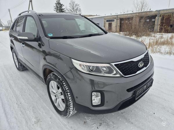 Grey Kia Sorento 2012 in Alytus, with an engine capacity of 2.20 L and mileage of 240 thousand km for 8750 €, photo 4 on AUTOMOTO.COM.LV