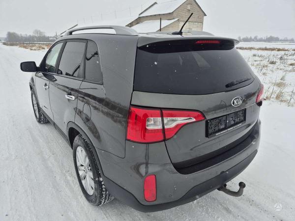 Grey Kia Sorento 2012 in Alytus, with an engine capacity of 2.20 L and mileage of 240 thousand km for 8750 €, photo 5 on AUTOMOTO.COM.LV