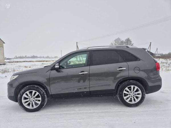 Grey Kia Sorento 2012 in Alytus, with an engine capacity of 2.20 L and mileage of 240 thousand km for 8750 €, photo 7 on AUTOMOTO.COM.LV