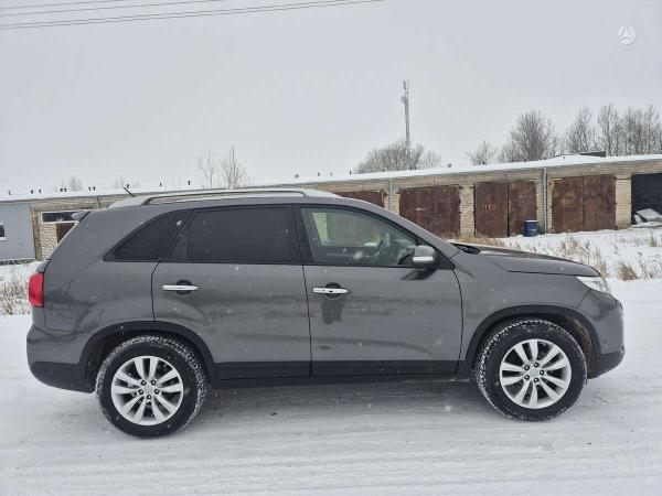 Grey Kia Sorento 2012 in Alytus, with an engine capacity of 2.20 L and mileage of 240 thousand km for 8750 €, photo 8 on AUTOMOTO.COM.LV