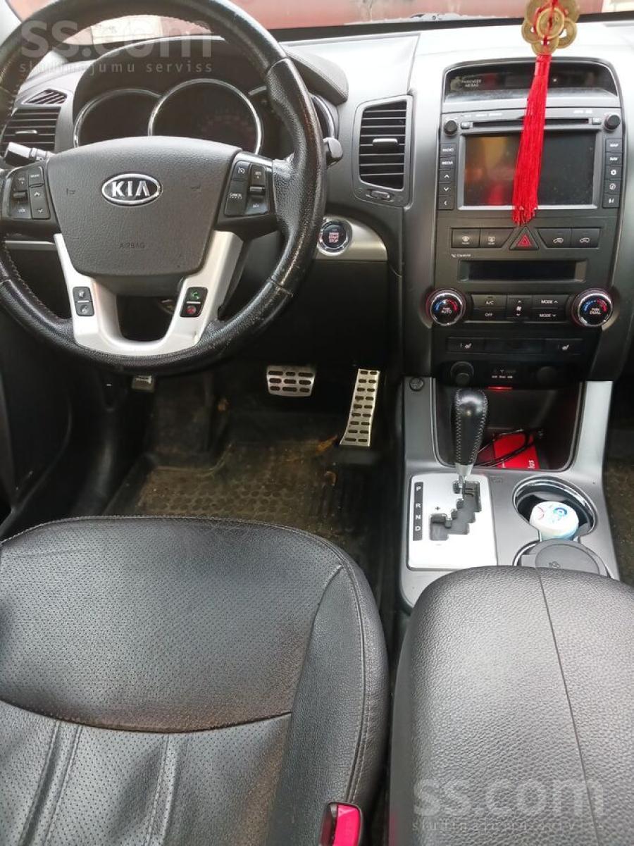 Pelēks Kia Sorento 2012 Rīga, ar dzinēja tilpumu 2.20 L un nobraukumu 0 tūkst. km par 8500 €, foto 16 vietnē AUTOMOTO.COM.LV