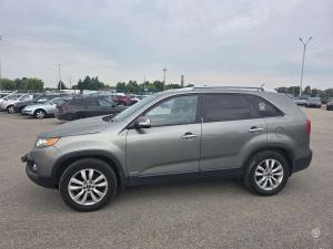 Grey Kia Sorento 2012 in Marijampole, with an engine capacity of 2.20 L and mileage of 260 thousand km for 4990 €, photo 3 on AUTOMOTO.COM.LV