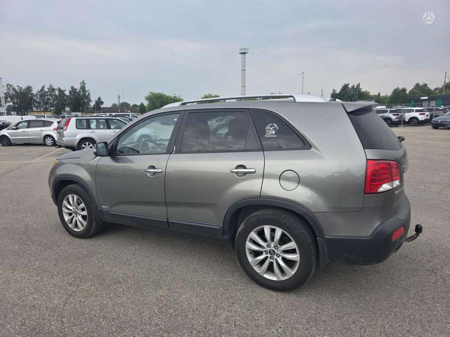 Grey Kia Sorento 2012 in Marijampole, with an engine capacity of 2.20 L and mileage of 260 thousand km for 4990 €, photo 5 on AUTOMOTO.COM.LV