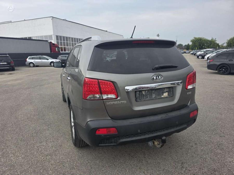 Grey Kia Sorento 2012 in Marijampole, with an engine capacity of 2.20 L and mileage of 260 thousand km for 4990 €, photo 7 on AUTOMOTO.COM.LV