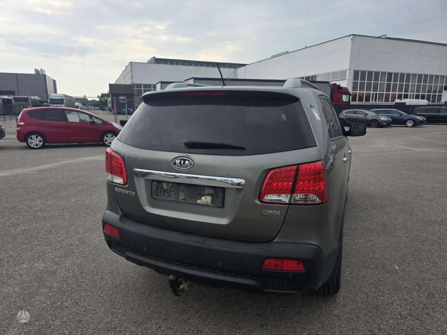 Grey Kia Sorento 2012 in Marijampole, with an engine capacity of 2.20 L and mileage of 260 thousand km for 4990 €, photo 8 on AUTOMOTO.COM.LV
