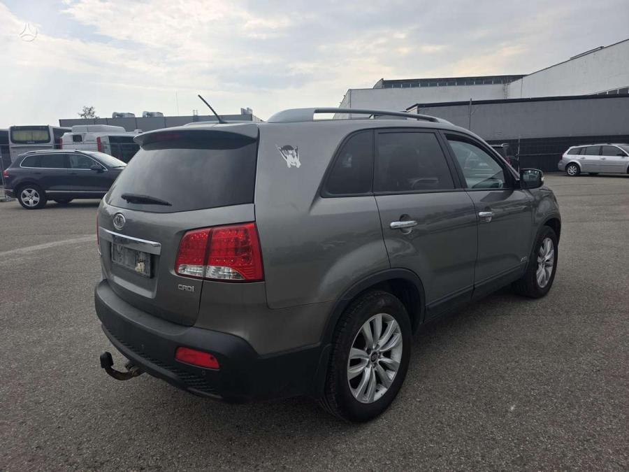 Grey Kia Sorento 2012 in Marijampole, with an engine capacity of 2.20 L and mileage of 260 thousand km for 4990 €, photo 9 on AUTOMOTO.COM.LV