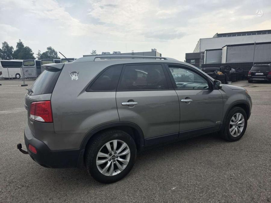 Grey Kia Sorento 2012 in Marijampole, with an engine capacity of 2.20 L and mileage of 260 thousand km for 4990 €, photo 10 on AUTOMOTO.COM.LV