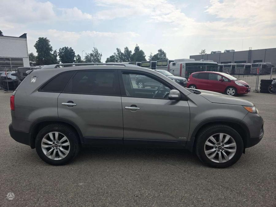 Grey Kia Sorento 2012 in Marijampole, with an engine capacity of 2.20 L and mileage of 260 thousand km for 4990 €, photo 17 on AUTOMOTO.COM.LV