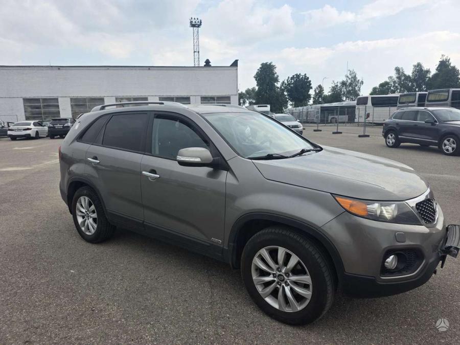 Grey Kia Sorento 2012 in Marijampole, with an engine capacity of 2.20 L and mileage of 260 thousand km for 4990 €, photo 19 on AUTOMOTO.COM.LV