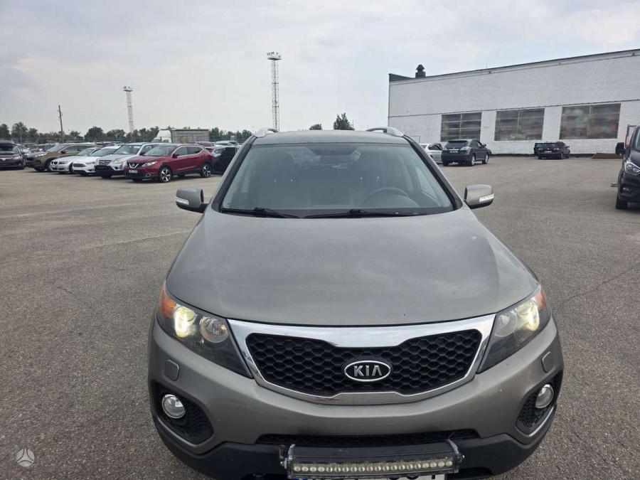 Grey Kia Sorento 2012 in Marijampole, with an engine capacity of 2.20 L and mileage of 260 thousand km for 4990 €, photo 20 on AUTOMOTO.COM.LV