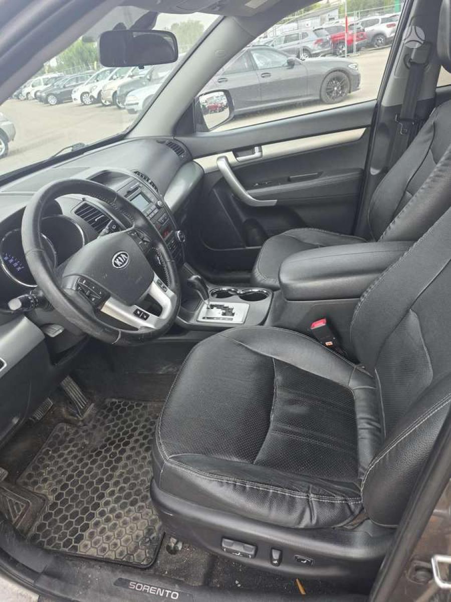 Grey Kia Sorento 2012 in Marijampole, with an engine capacity of 2.20 L and mileage of 260 thousand km for 4990 €, photo 21 on AUTOMOTO.COM.LV