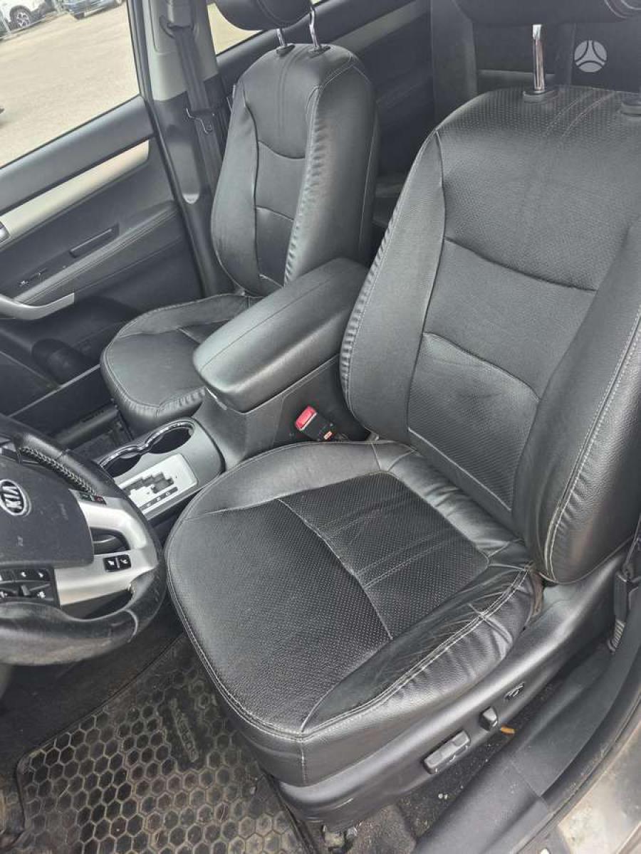 Grey Kia Sorento 2012 in Marijampole, with an engine capacity of 2.20 L and mileage of 260 thousand km for 4990 €, photo 23 on AUTOMOTO.COM.LV