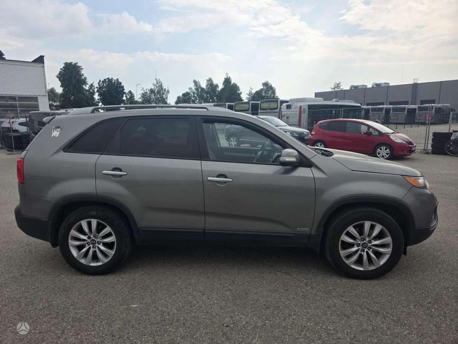 Grey Kia Sorento 2012 in Marijampole, with an engine capacity of 2.20 L and mileage of 260 thousand km for 4990 €, photo 26 on AUTOMOTO.COM.LV