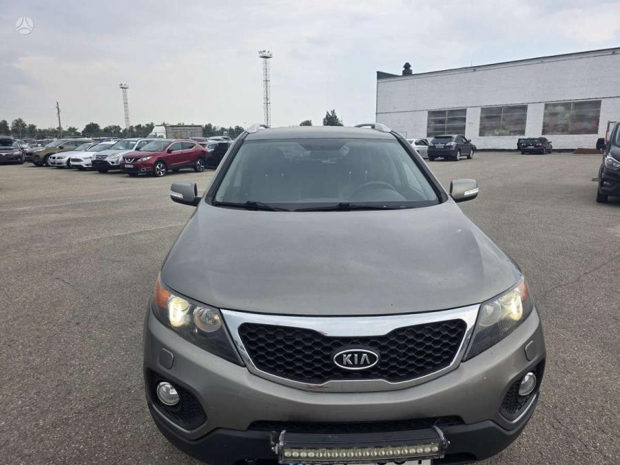 Grey Kia Sorento 2012 in Marijampole, with an engine capacity of 2.20 L and mileage of 260 thousand km for 4990 €, photo 32 on AUTOMOTO.COM.LV