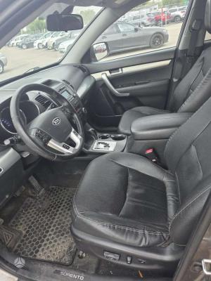 Grey Kia Sorento 2012 in Marijampole, with an engine capacity of 2.20 L and mileage of 260 thousand km for 4990 €, photo 33 on AUTOMOTO.COM.LV