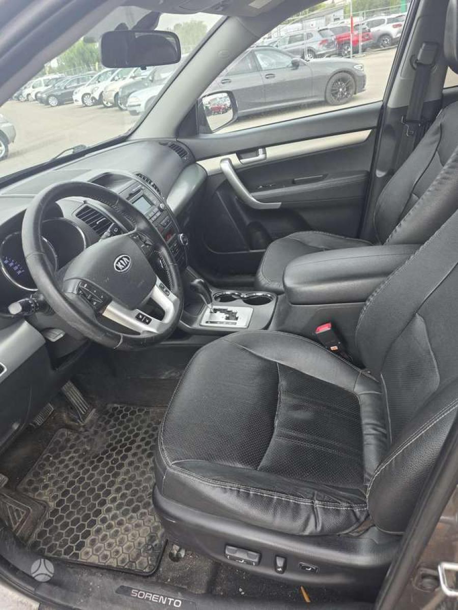 Grey Kia Sorento 2012 in Marijampole, with an engine capacity of 2.20 L and mileage of 260 thousand km for 4990 €, photo 33 on AUTOMOTO.COM.LV