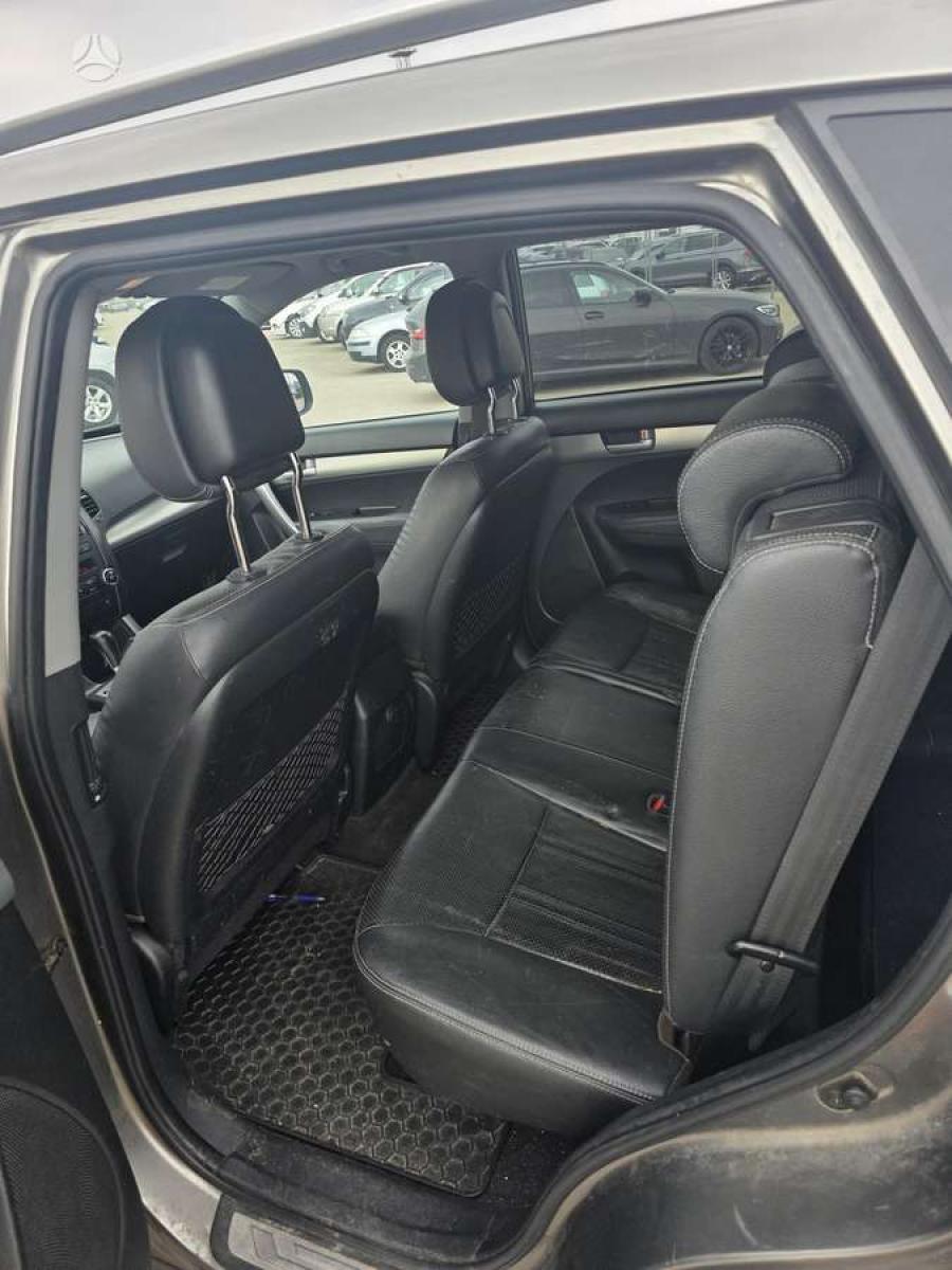 Grey Kia Sorento 2012 in Marijampole, with an engine capacity of 2.20 L and mileage of 260 thousand km for 4990 €, photo 35 on AUTOMOTO.COM.LV