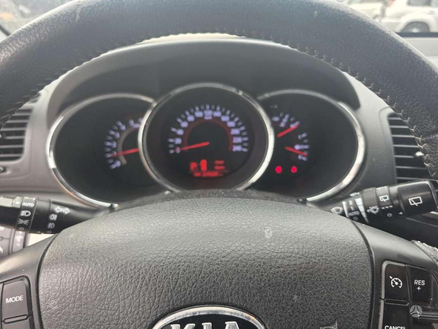Grey Kia Sorento 2012 in Marijampole, with an engine capacity of 2.20 L and mileage of 260 thousand km for 4990 €, photo 37 on AUTOMOTO.COM.LV