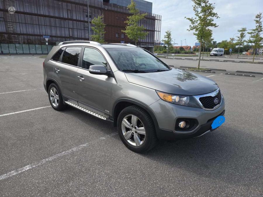 Pelēks Kia Sorento 2012 Klaipėda, ar dzinēja tilpumu 2.36 L un nobraukumu 330 tūkst. km par 6930 €, foto 1 vietnē AUTOMOTO.COM.LV