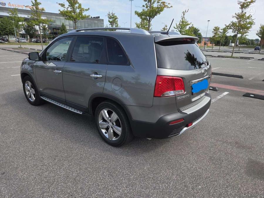 Pelēks Kia Sorento 2012 Klaipėda, ar dzinēja tilpumu 2.36 L un nobraukumu 330 tūkst. km par 6930 €, foto 5 vietnē AUTOMOTO.COM.LV