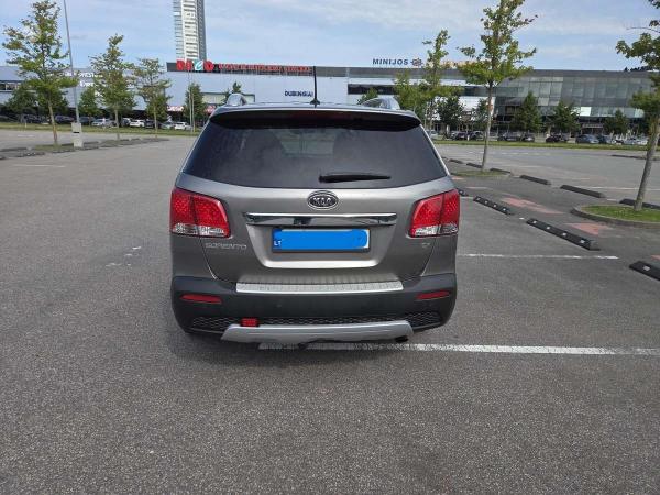 Grey Kia Sorento 2012 in Klaipeda, with an engine capacity of 2.36 L and mileage of 330 thousand km for 6930 €, photo 6 on AUTOMOTO.COM.LV