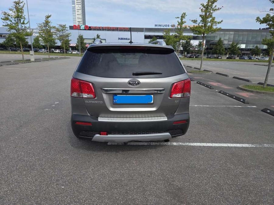 Pelēks Kia Sorento 2012 Klaipėda, ar dzinēja tilpumu 2.36 L un nobraukumu 330 tūkst. km par 6930 €, foto 7 vietnē AUTOMOTO.COM.LV