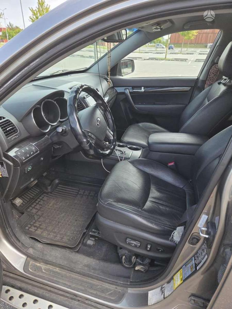 Pelēks Kia Sorento 2012 Klaipėda, ar dzinēja tilpumu 2.36 L un nobraukumu 330 tūkst. km par 6930 €, foto 8 vietnē AUTOMOTO.COM.LV