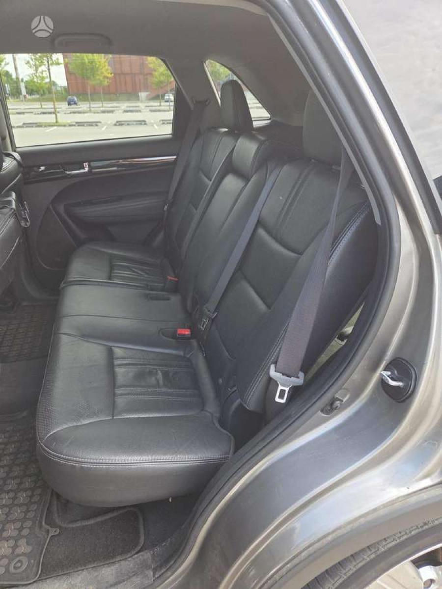 Pelēks Kia Sorento 2012 Klaipėda, ar dzinēja tilpumu 2.36 L un nobraukumu 330 tūkst. km par 6930 €, foto 16 vietnē AUTOMOTO.COM.LV