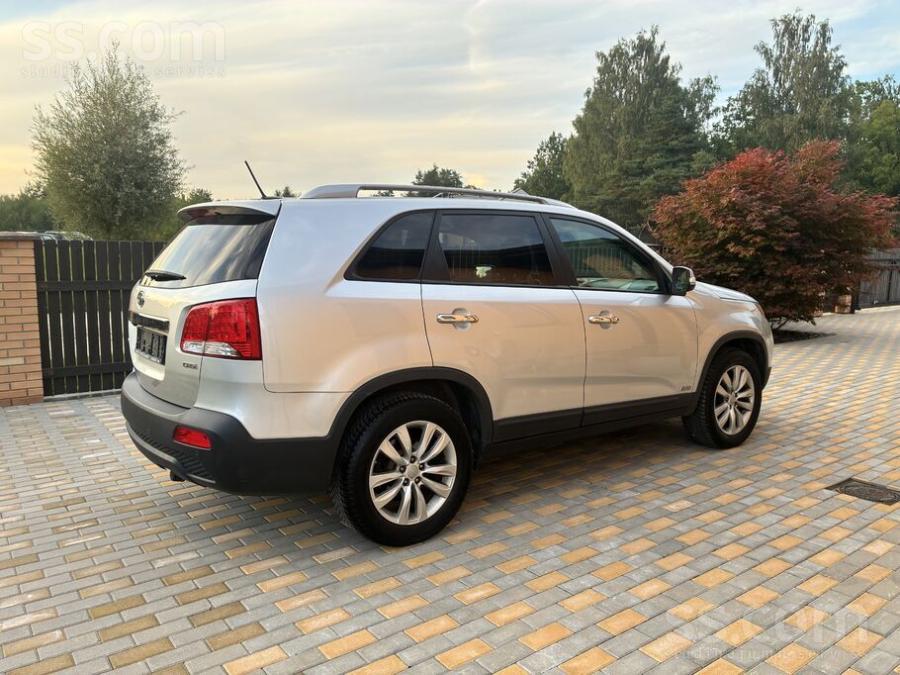Pelēks Kia Sorento 2012 Rīga, ar dzinēja tilpumu 2.20 L un nobraukumu 0 tūkst. km par 8300 €, foto 4 vietnē AUTOMOTO.COM.LV