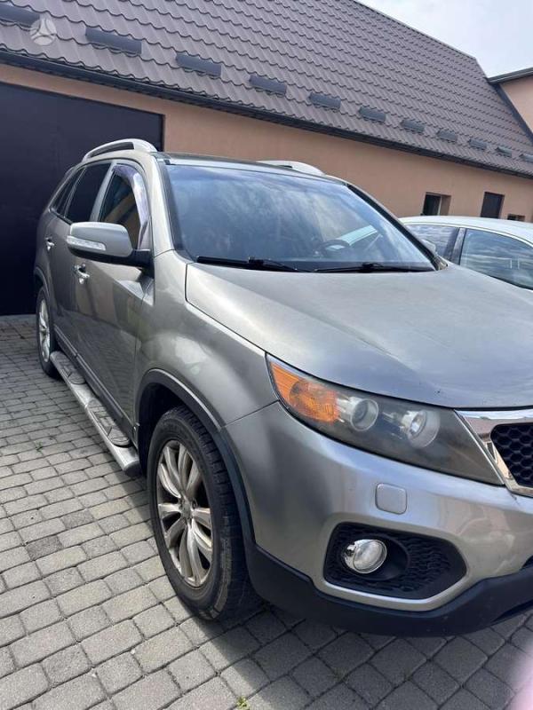 Pelēks Kia Sorento 2012 Mažeikiai, ar dzinēja tilpumu 2.20 L un nobraukumu 259 tūkst. km par 6800 €, foto 1 vietnē AUTOMOTO.COM.LV