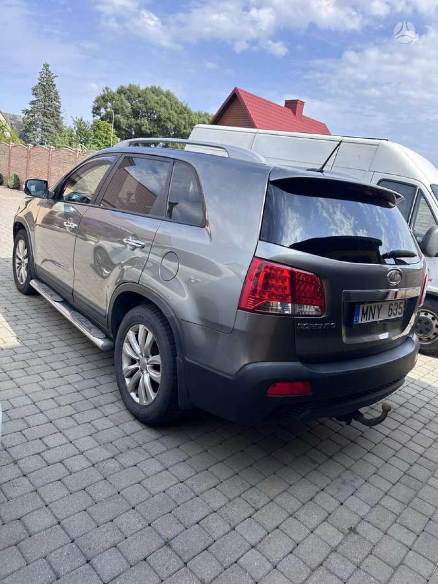 Pelēks Kia Sorento 2012 Mažeikiai, ar dzinēja tilpumu 2.20 L un nobraukumu 259 tūkst. km par 6800 €, foto 4 vietnē AUTOMOTO.COM.LV