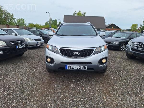 Grey Kia Sorento 2012 in Daugavpils, with an engine capacity of 2.20 L and mileage of 0 thousand km for 10950 €, photo 3 on AUTOMOTO.COM.LV