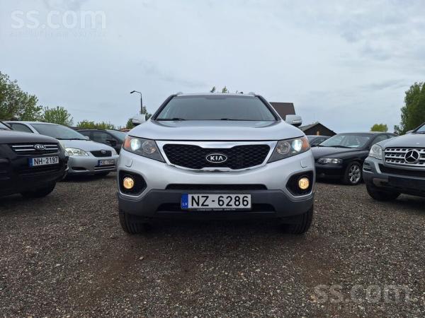 Grey Kia Sorento 2012 in Daugavpils, with an engine capacity of 2.20 L and mileage of 0 thousand km for 10950 €, photo 4 on AUTOMOTO.COM.LV
