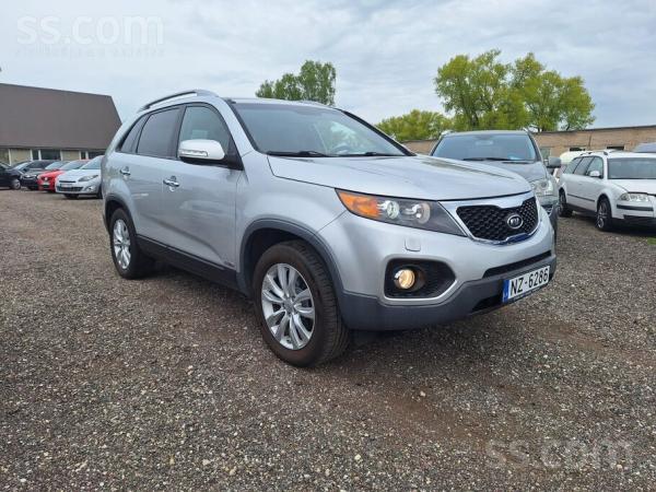 Grey Kia Sorento 2012 in Daugavpils, with an engine capacity of 2.20 L and mileage of 0 thousand km for 10950 €, photo 5 on AUTOMOTO.COM.LV