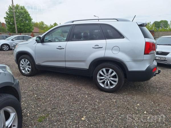 Grey Kia Sorento 2012 in Daugavpils, with an engine capacity of 2.20 L and mileage of 0 thousand km for 10950 €, photo 6 on AUTOMOTO.COM.LV