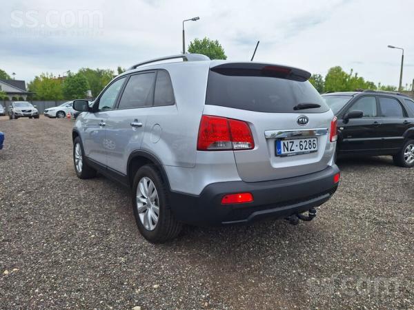 Grey Kia Sorento 2012 in Daugavpils, with an engine capacity of 2.20 L and mileage of 0 thousand km for 10950 €, photo 7 on AUTOMOTO.COM.LV