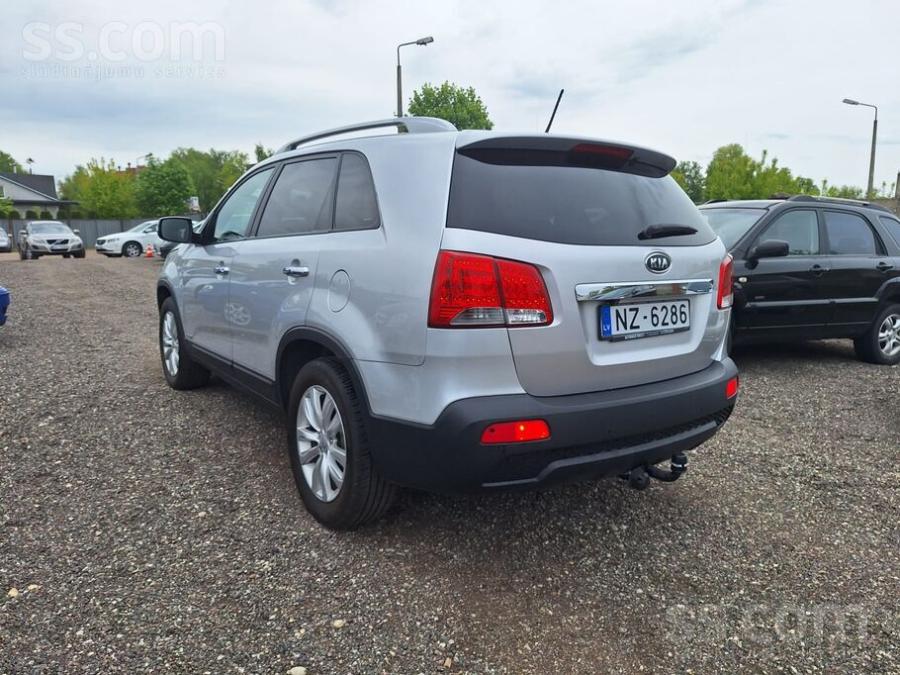 Pelēks Kia Sorento 2012 Daugavpils, ar dzinēja tilpumu 2.20 L un nobraukumu 0 tūkst. km par 10950 €, foto 7 vietnē AUTOMOTO.COM.LV