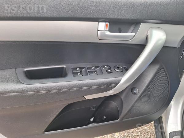 Grey Kia Sorento 2012 in Daugavpils, with an engine capacity of 2.20 L and mileage of 0 thousand km for 10950 €, photo 10 on AUTOMOTO.COM.LV